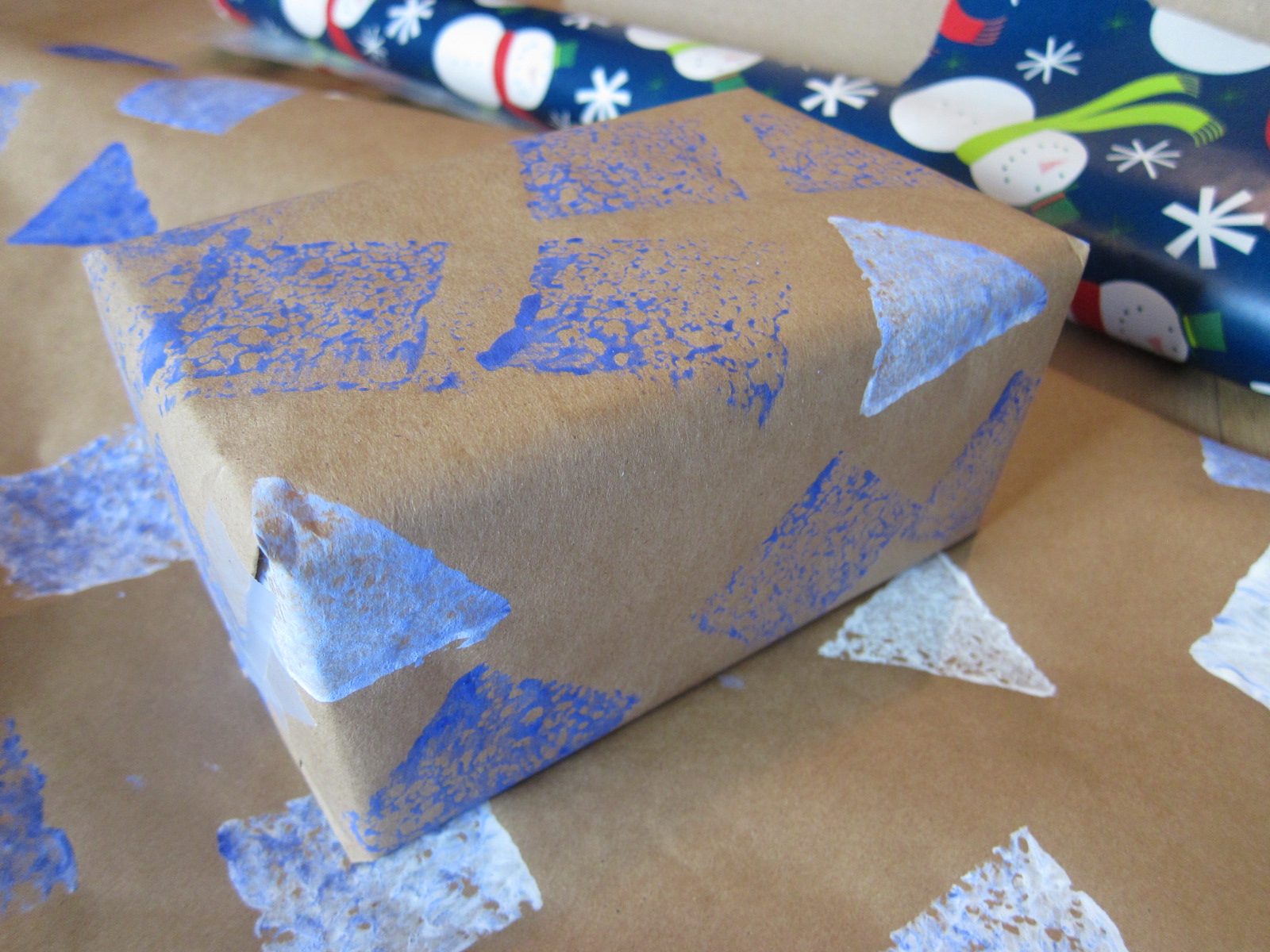 Sponge-Print Wrapping Paper – joyful parenting