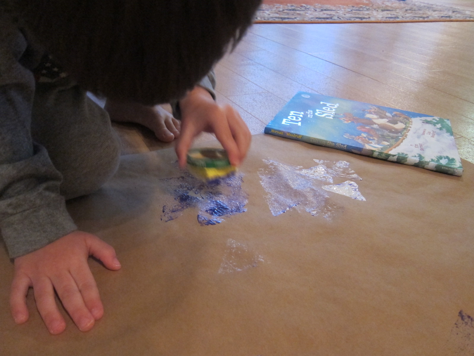 Sponge-Print Wrapping Paper – joyful parenting