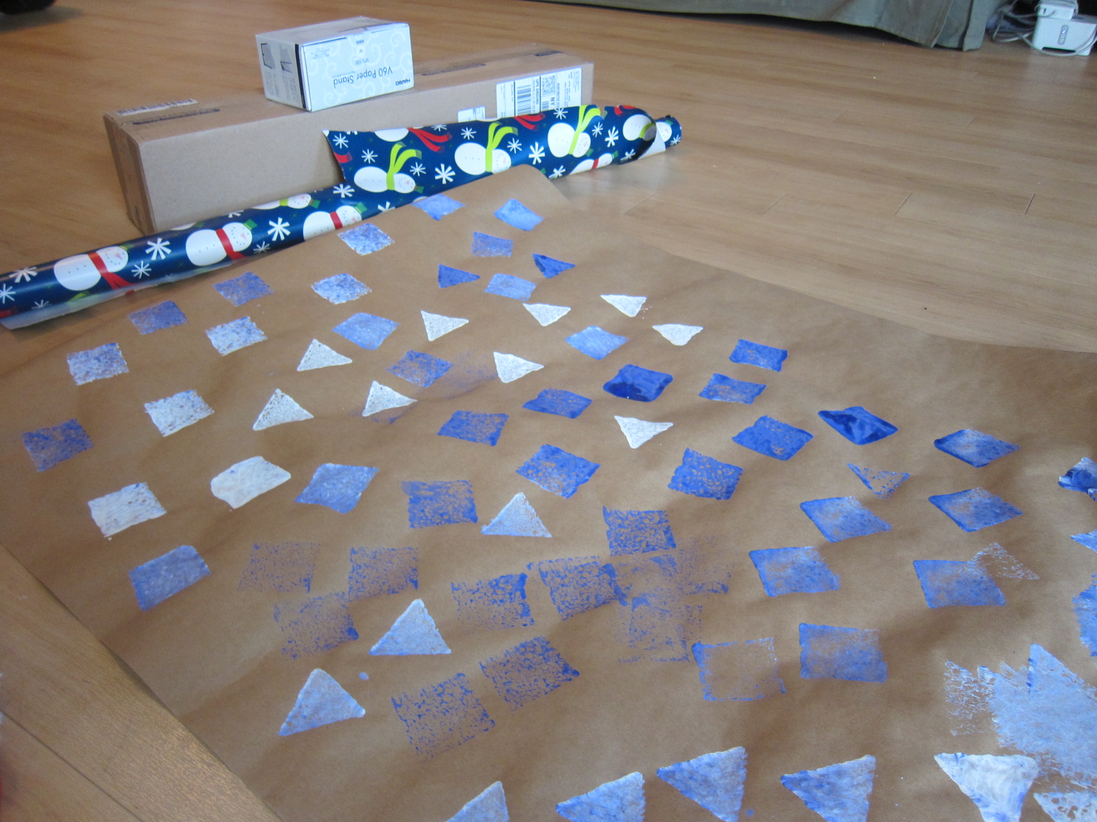 Sponge-Print Wrapping Paper – joyful parenting